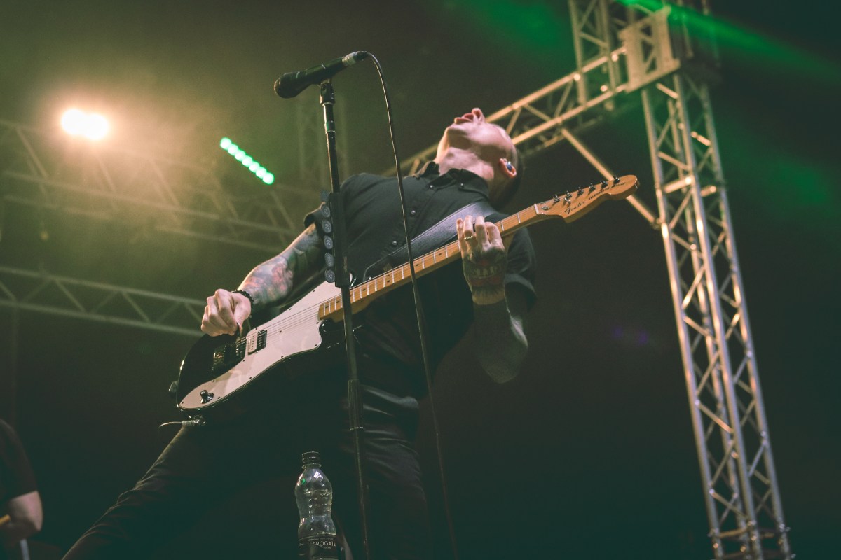 PHOTOS: Yellowcard @ Slam Dunk 2023 – High Fives & Stage Dives