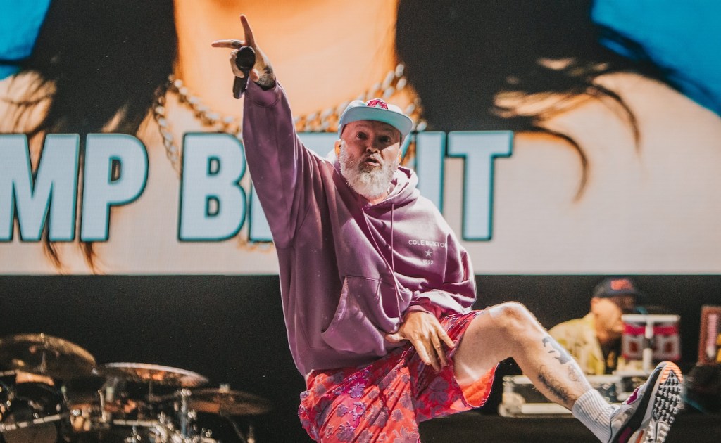 PHOTOS: Limp Bizkit @ Reading Festival – High Fives & Stage Dives